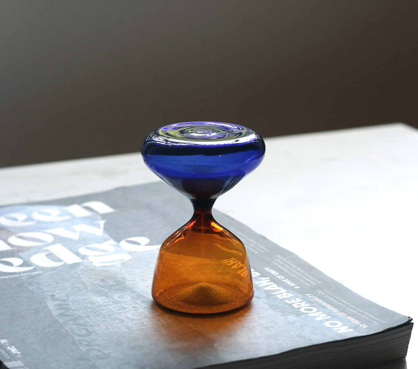 Telesto Hourglass – Elegant Timepiece in Glass – NAPPA DORI